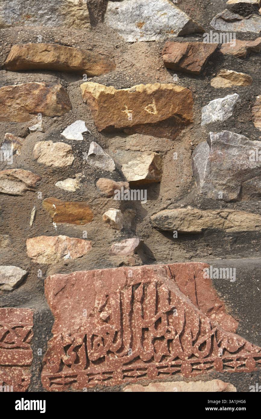 Stone wall and Quran inscription in Qutb Minar complex, Delhi sultanate ...