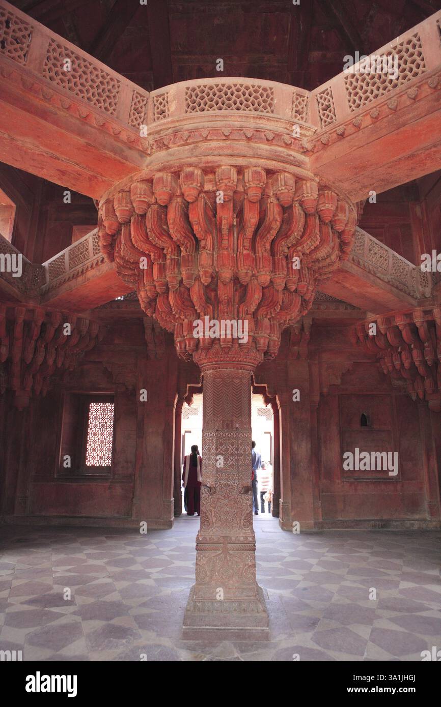 Pillar detail in Diwan-e-Khas in Fatehpur Sikri built during second ...