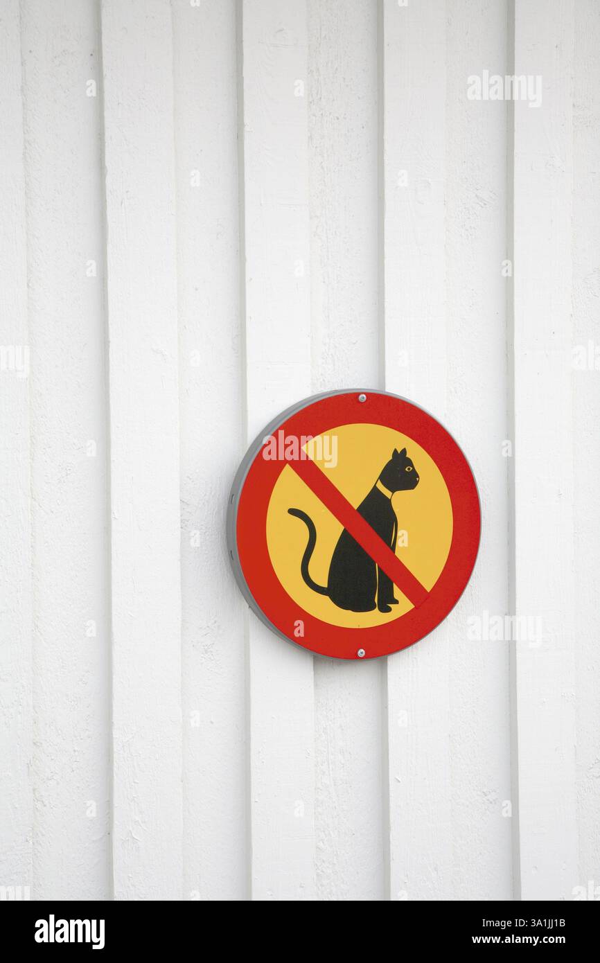 Sign of pets cats NAt allowed displayed Stock Photo - Alamy