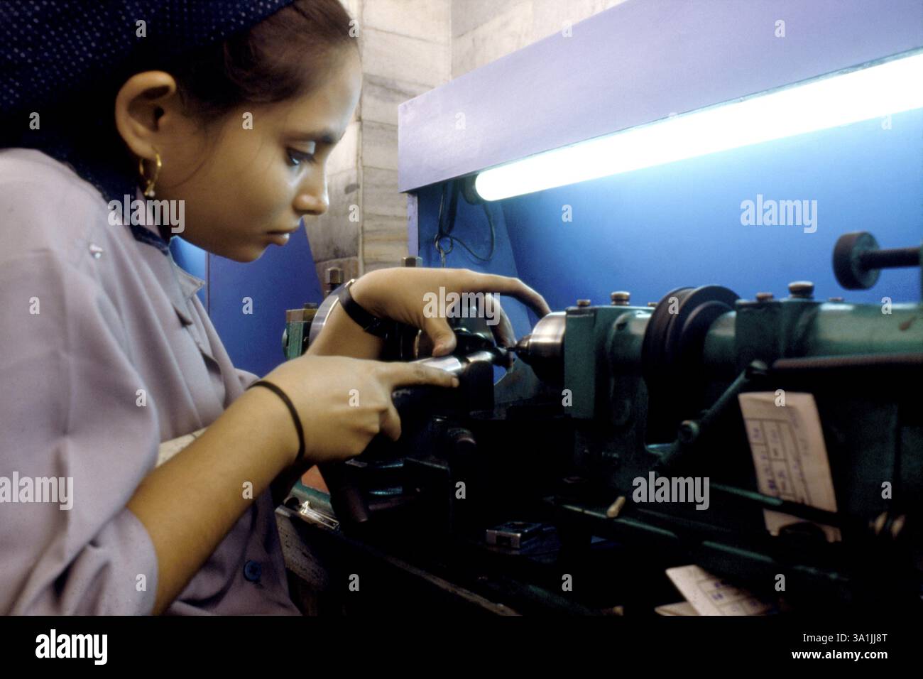 Indian women working on diamond cutting Stock Photo - Alamy