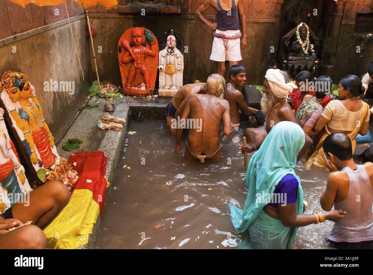 Devotees bathing in hottest of springs Brahmakund, Rajgir mela, Rajgir ...