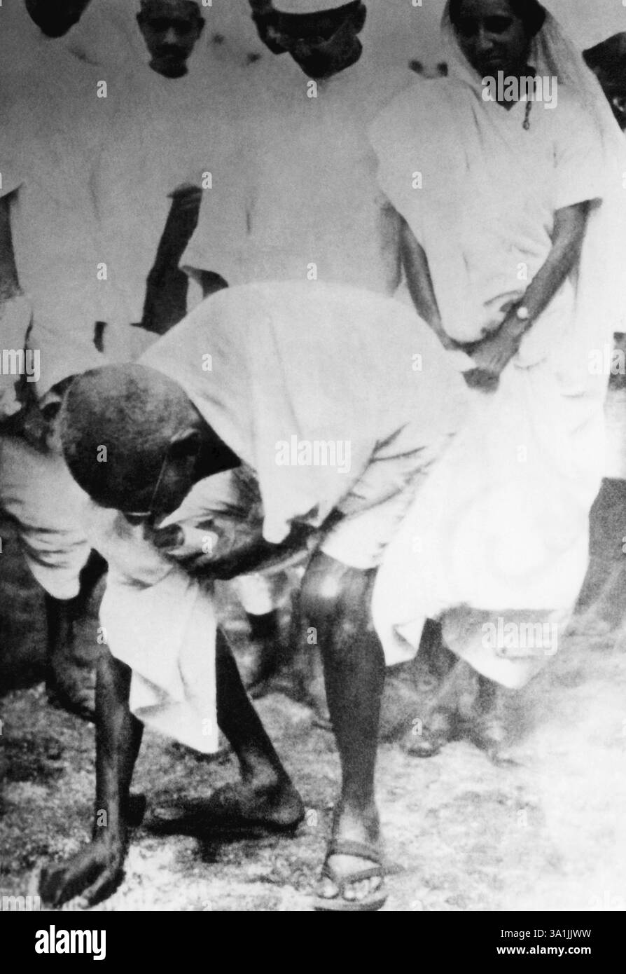Mahatma Gandhi, picking up a handful of salt at Dandi, Gujarat, 6th ...