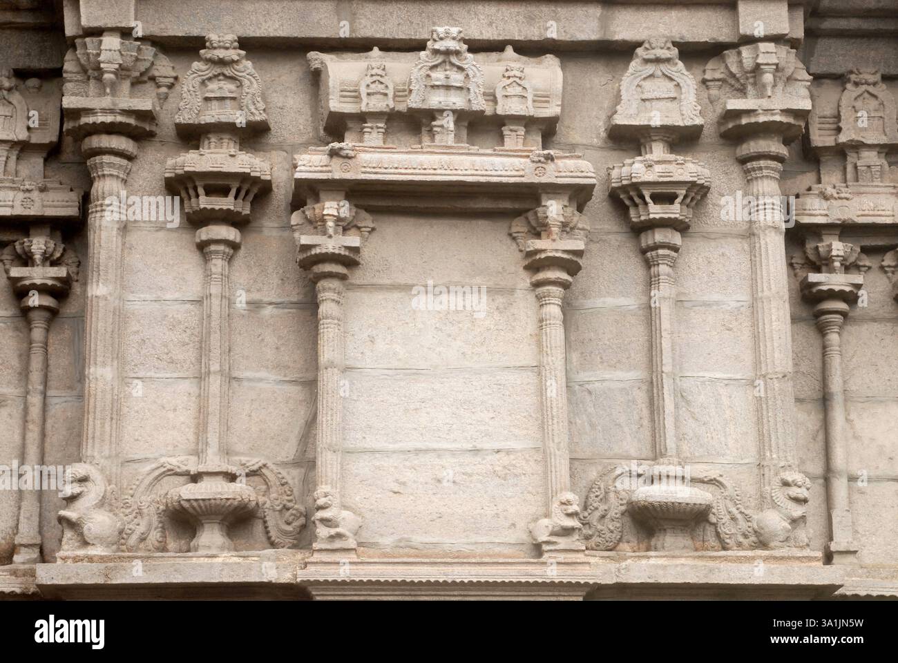 South indian temple mandapam hi-res stock photography and images - Alamy