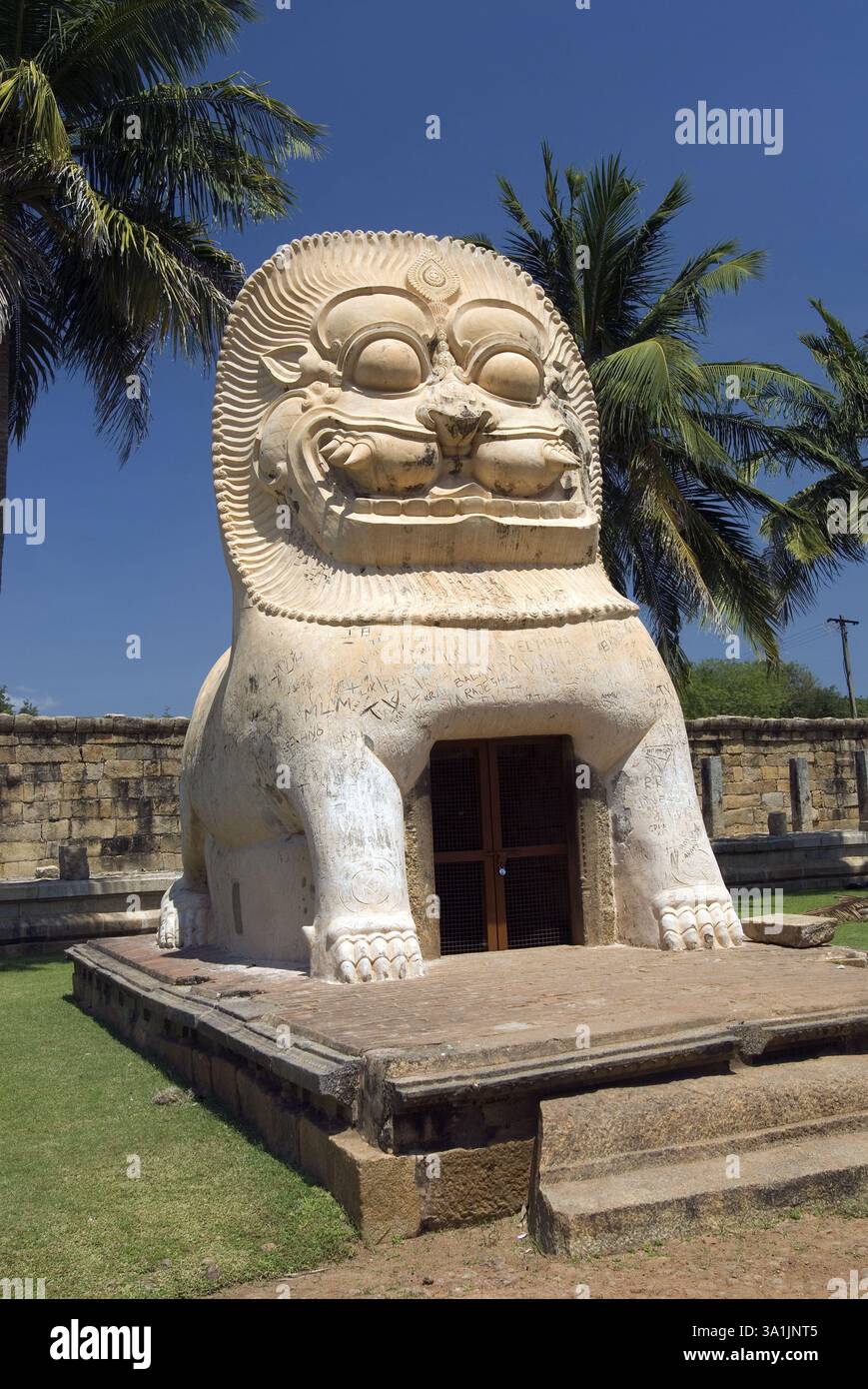 Lion well simhakeni at Brihadishvara temple in Gangaikonda Cholapuram ...