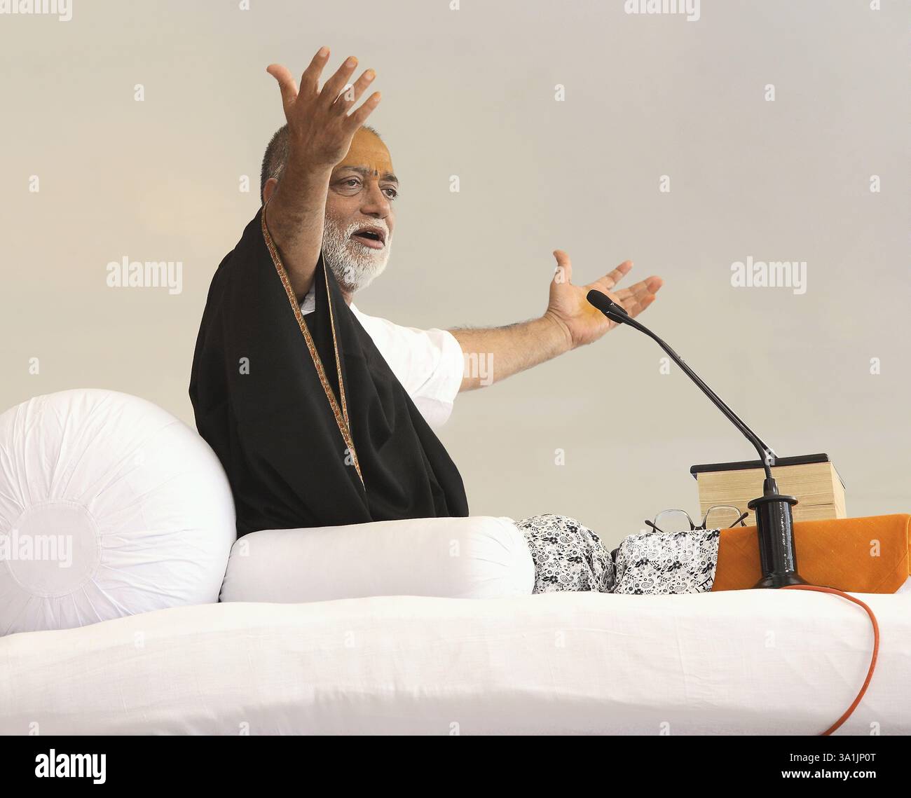 Morari Bapu lecturing at gyan yagna in Ghatkopar, Bombay NAw Mumbai ...