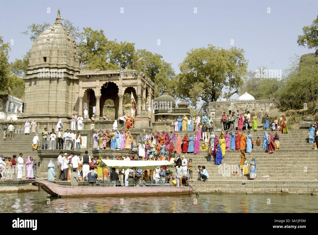 People performing puja on Peshwar Ghat on the bank of river Narmada at ...