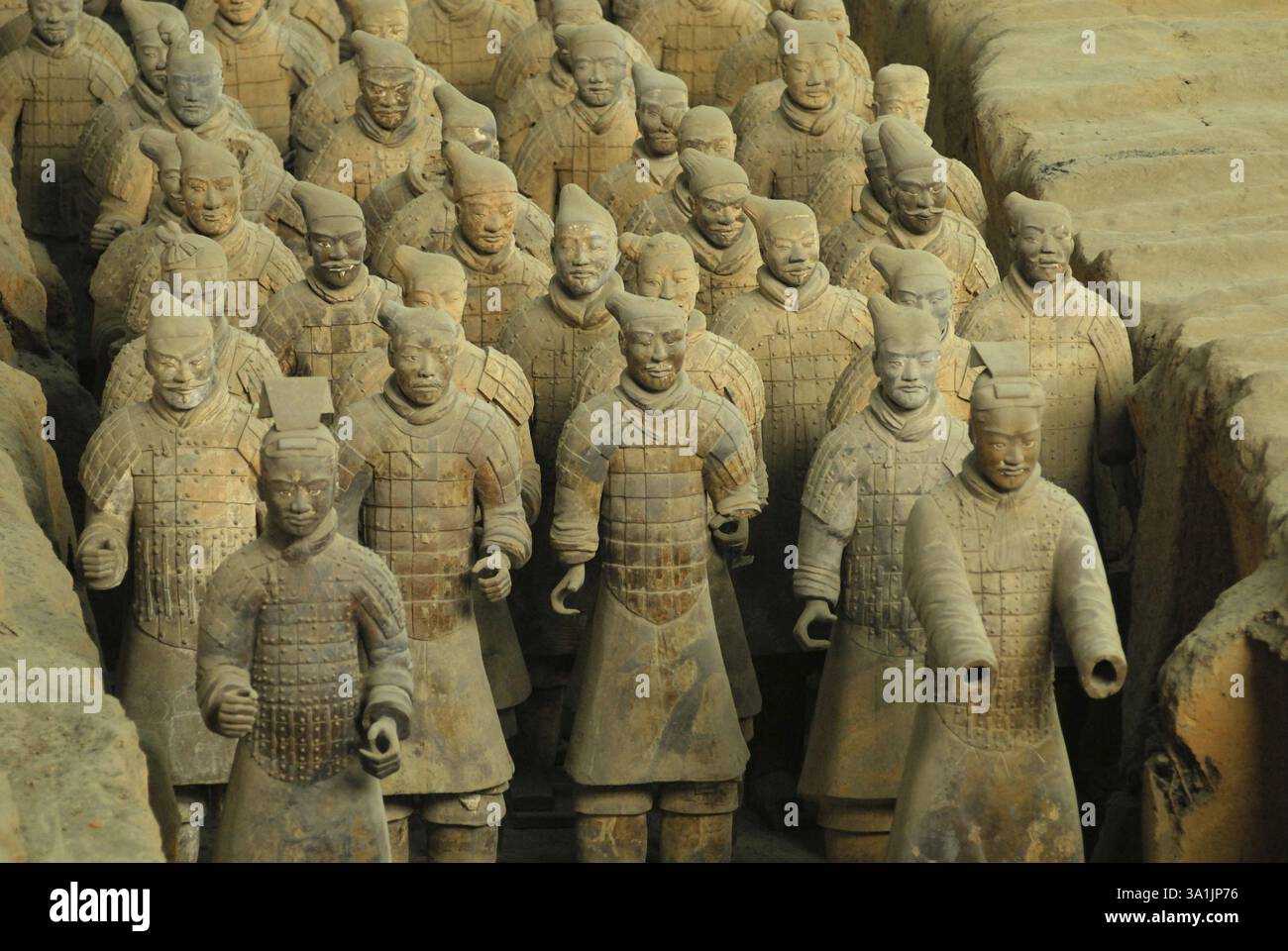 Statues of Terracotta warriors in pit 1, Terracotta army, Qin Dynasty ...