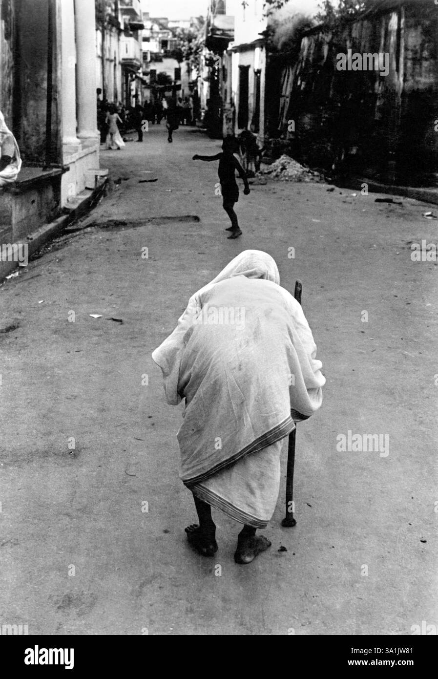 Street walking india Black and White Stock Photos & Images - Alamy