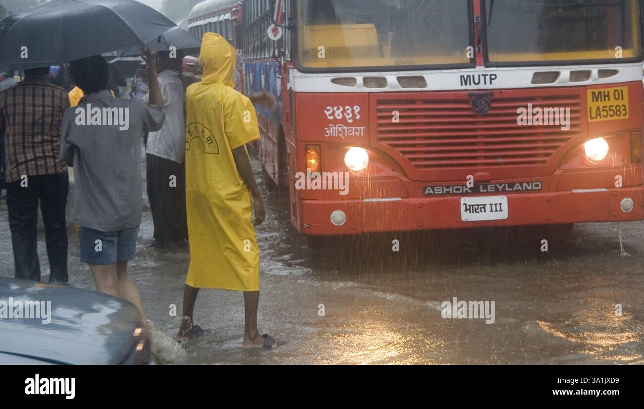 Monsoon, local best bus and pedestrian standing in heavy rain, Mumbai ...