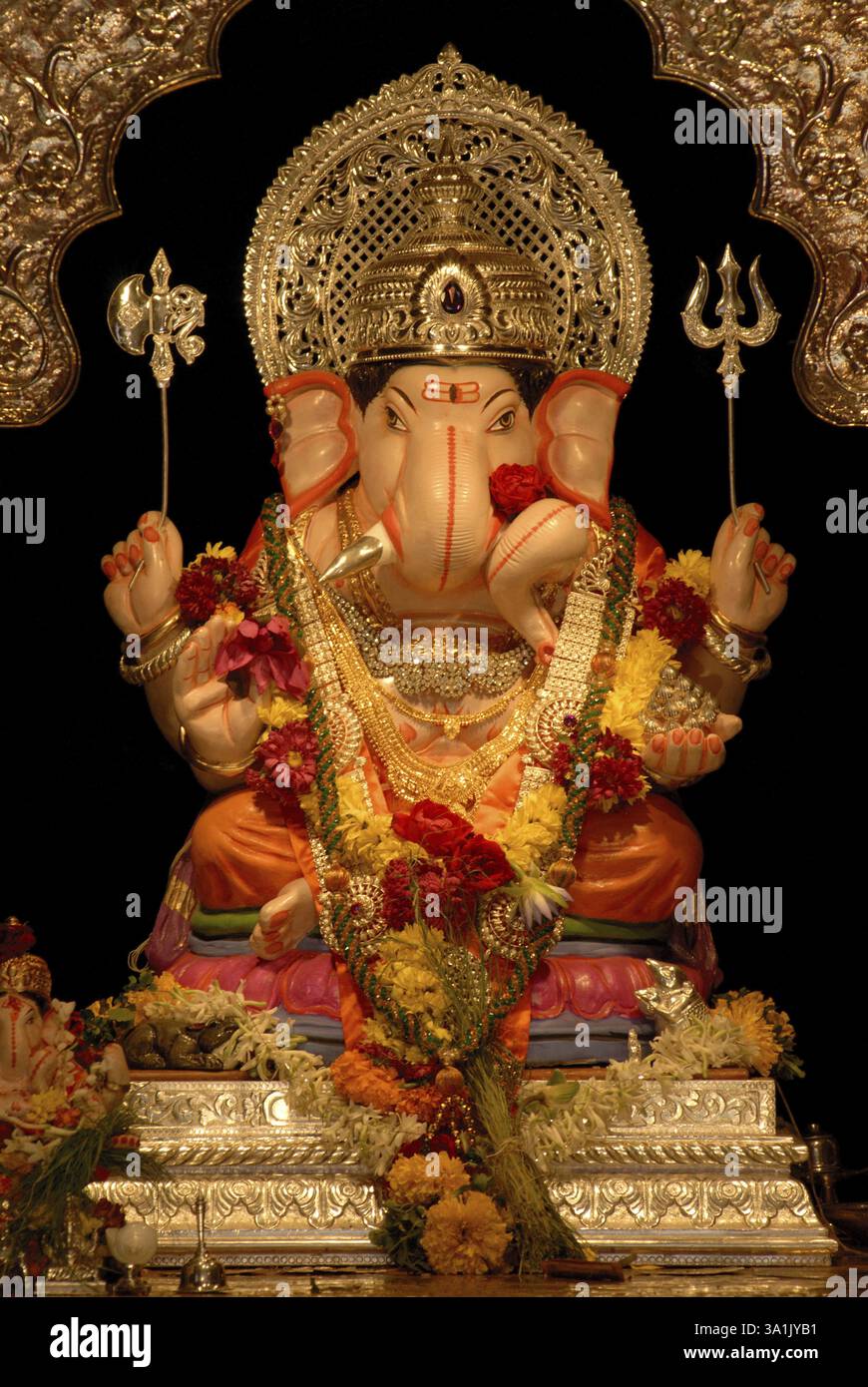 Idol of lord Ganesh ganpati of Tambadi Jogeshwari Mandal during Ganesh ...
