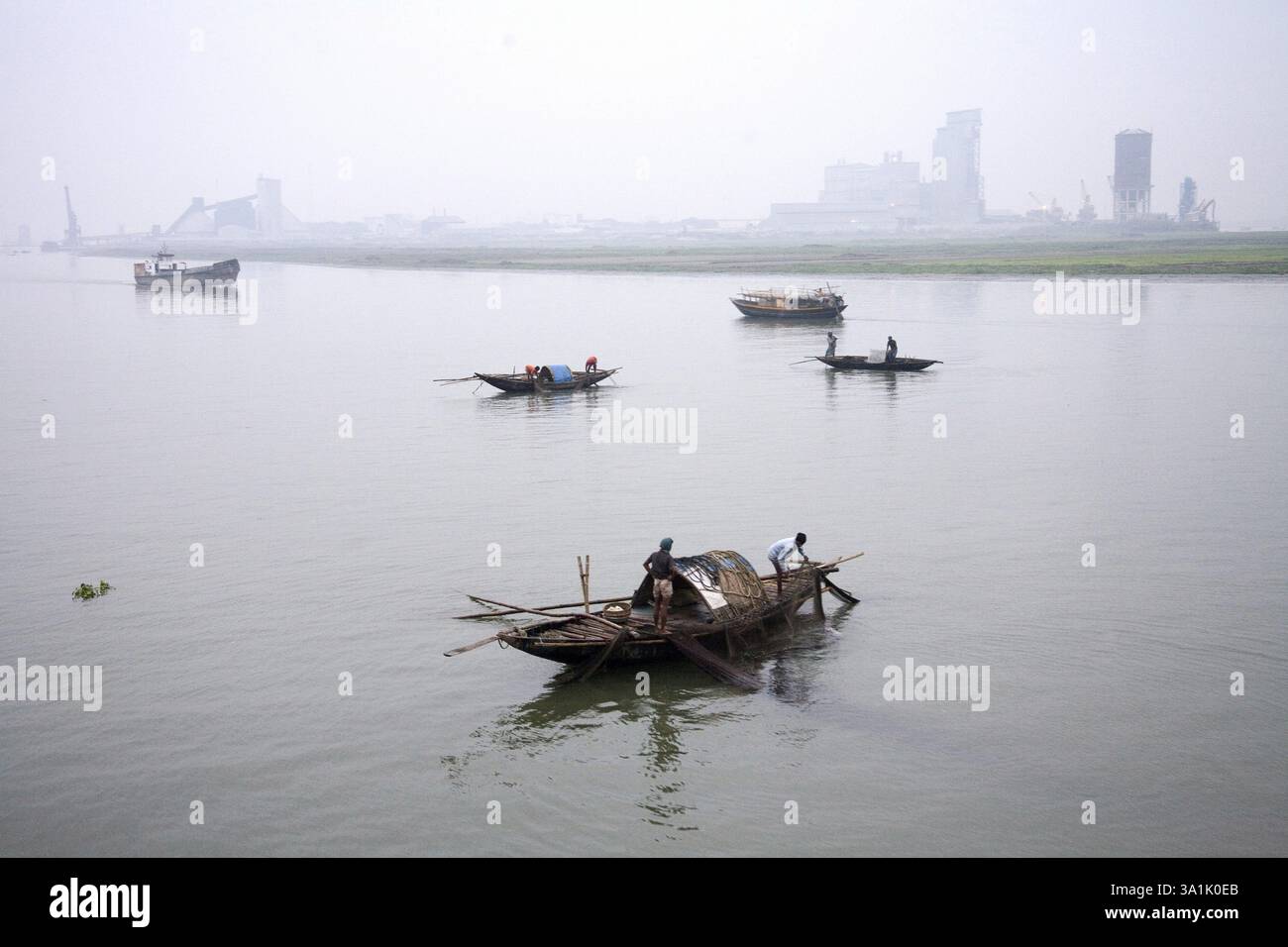 Cruise boats in Burigunga Buri Gunga River, Sadarghat Boat terminal ...