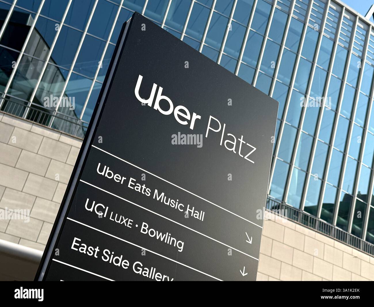 Schild UBER PLATZ mit der Uber Arena im Hintergrund *** UBER PLATZ sign ...