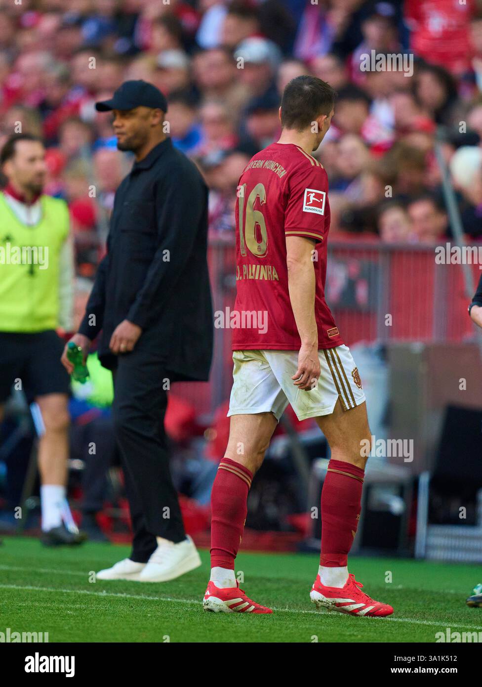 Joao Palhinha, FCB 16 after red card, next to Trainer Vincent Kompany ...