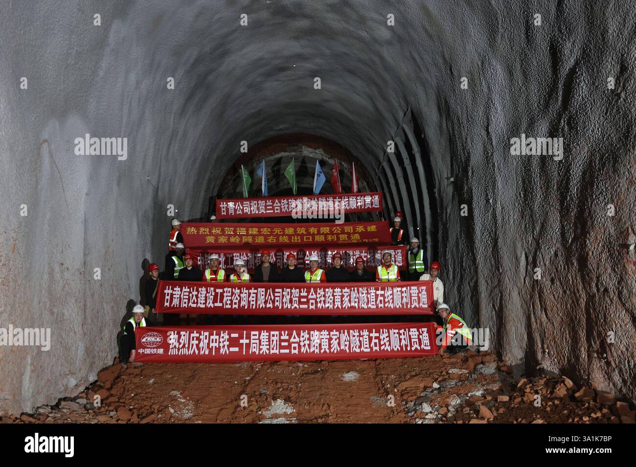 (250309) -- LINXIA, March 9, 2025 (Xinhua) -- Staff members pose for a ...