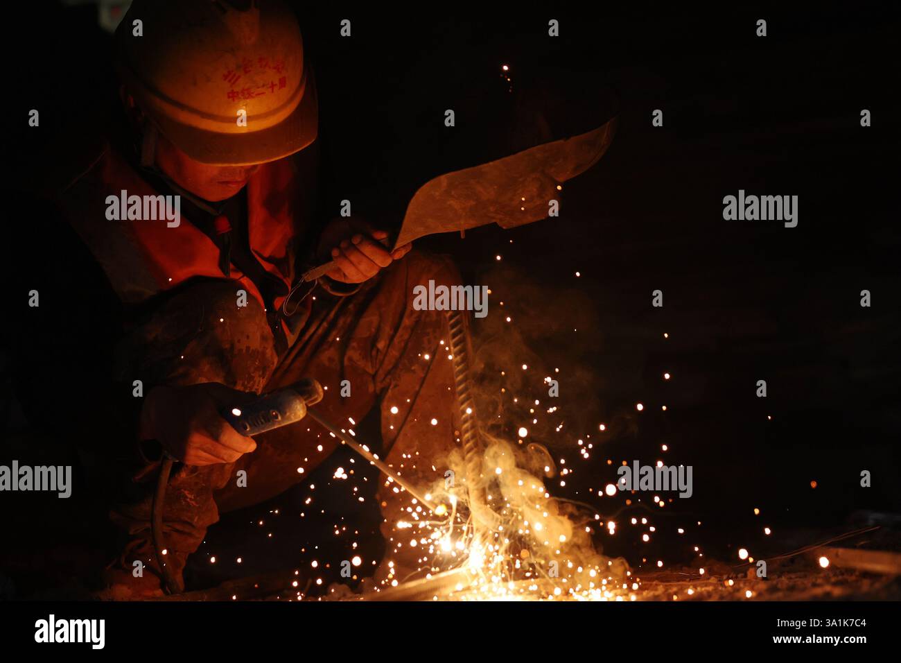 (250309) -- LINXIA, March 9, 2025 (Xinhua) -- A staff member works on ...