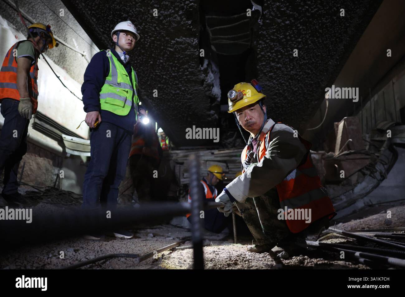 (250309) -- LINXIA, March 9, 2025 (Xinhua) -- Staff members work on the ...