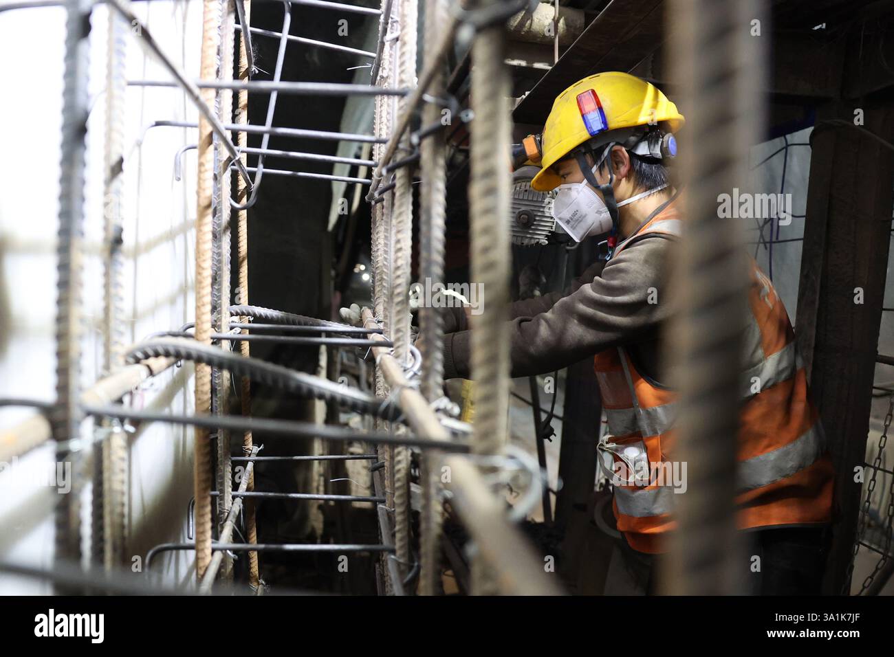(250309) -- LINXIA, March 9, 2025 (Xinhua) -- A staff member works on ...