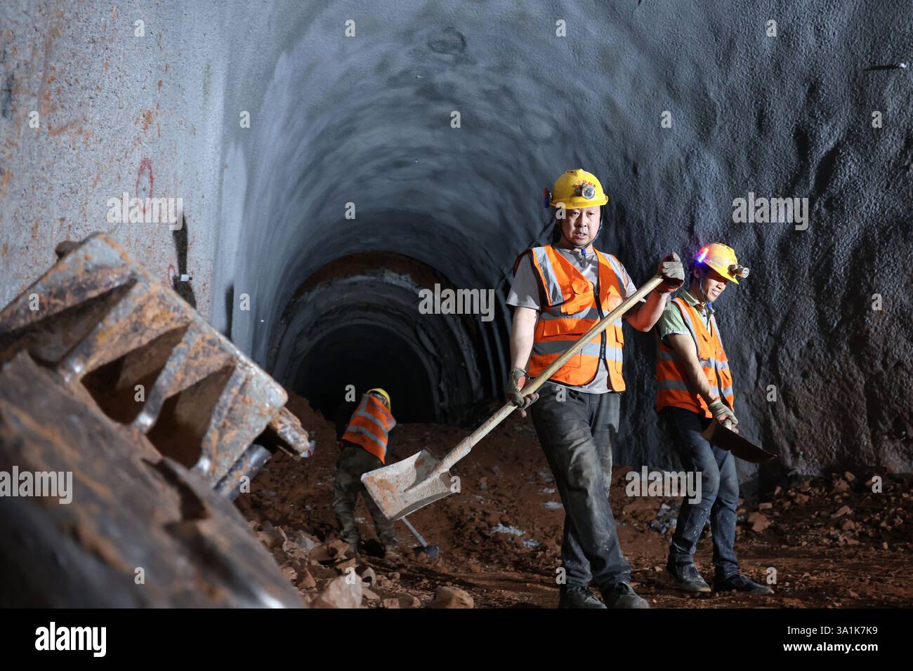 (250309) -- LINXIA, March 9, 2025 (Xinhua) -- Staff members work on the ...