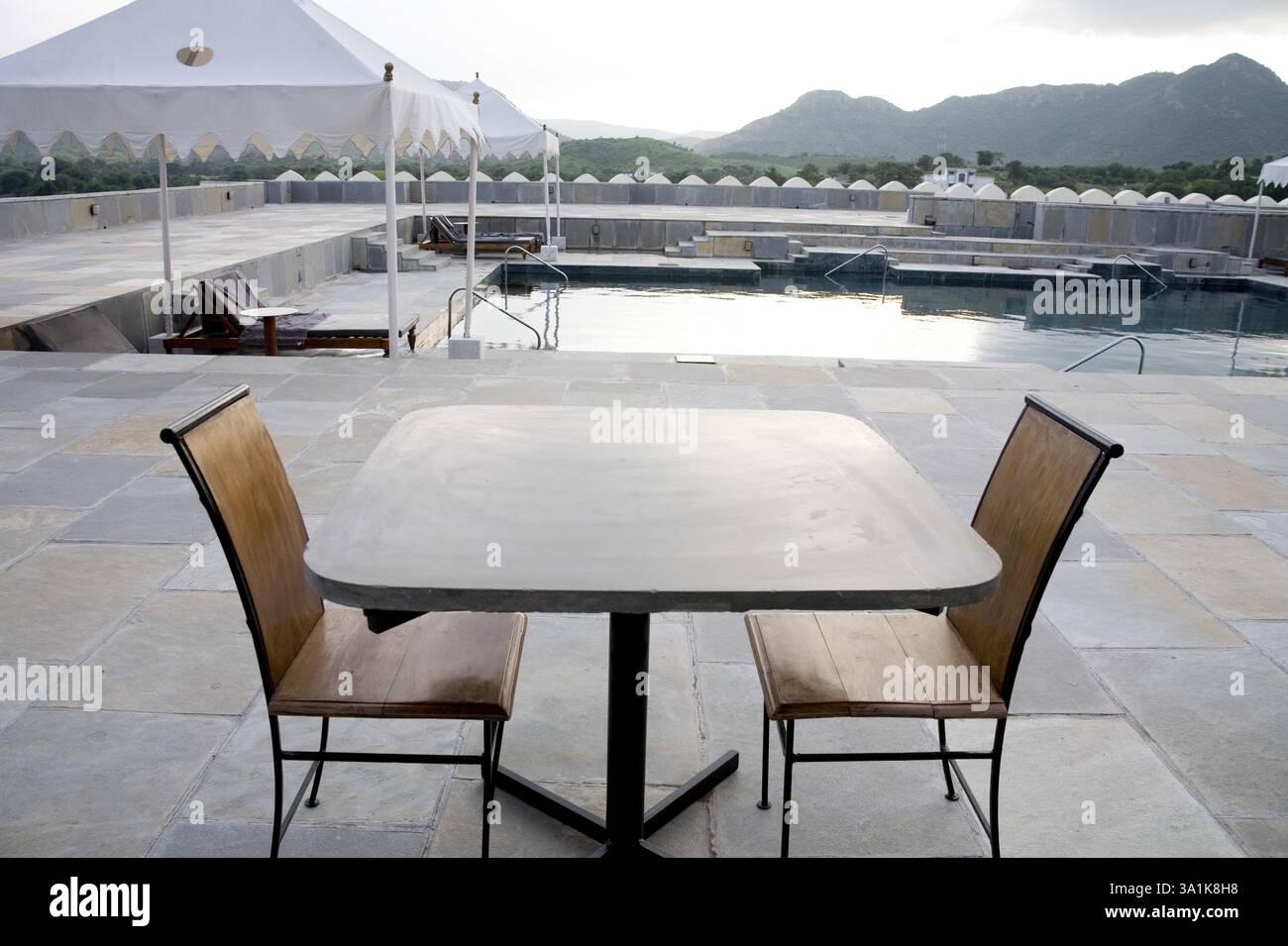 Setting up table palace hi-res stock photography and images - Alamy
