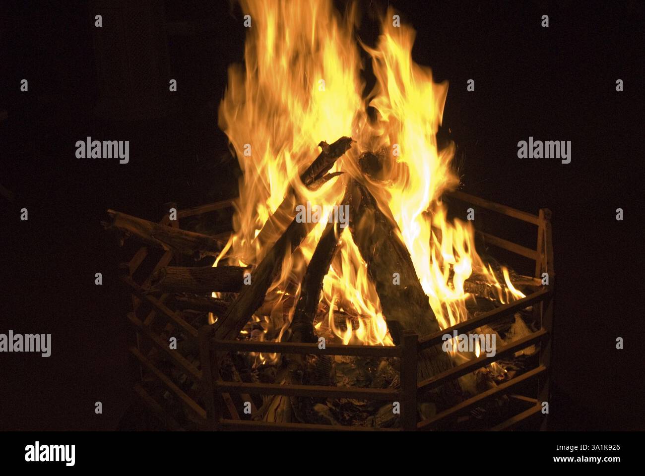 Campfire at Gajnar, Rajasthan, India, Asia Stock Photo - Alamy