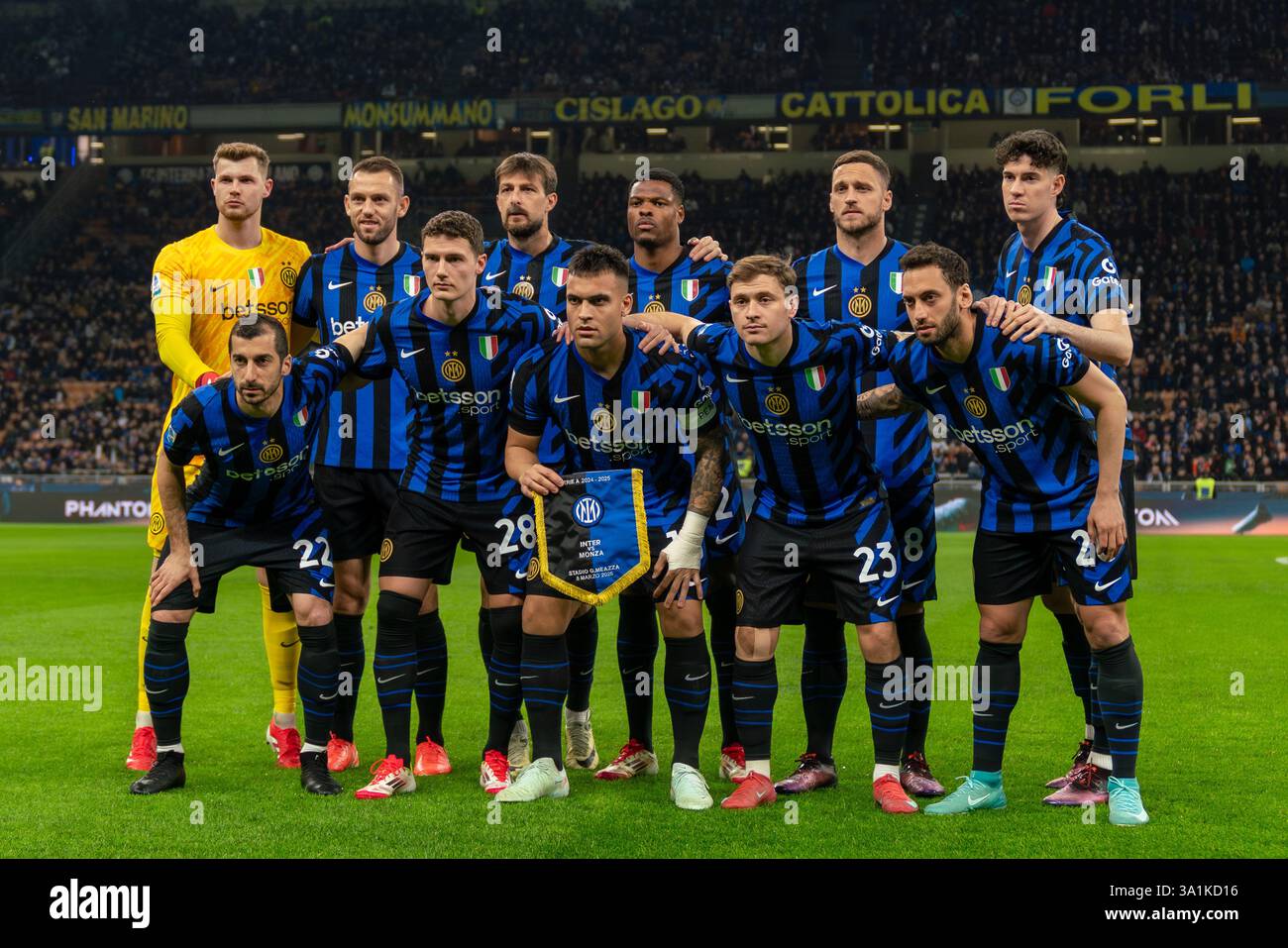 Milan, Italie. 08th Mar, 2025. FC Inter line up during the Italian ...