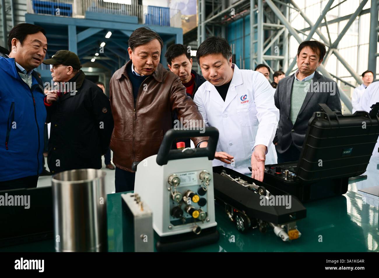 (250309) -- HEFEI, March 9, 2025 (Xinhua) -- Experts conduct review and ...