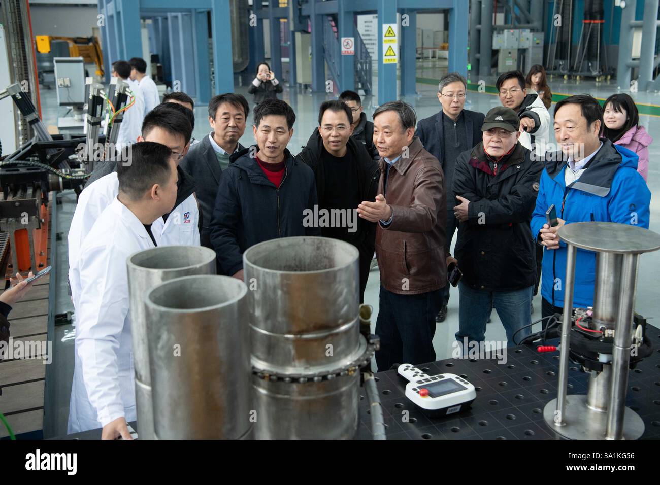 (250309) -- HEFEI, March 9, 2025 (Xinhua) -- Experts conduct review and ...