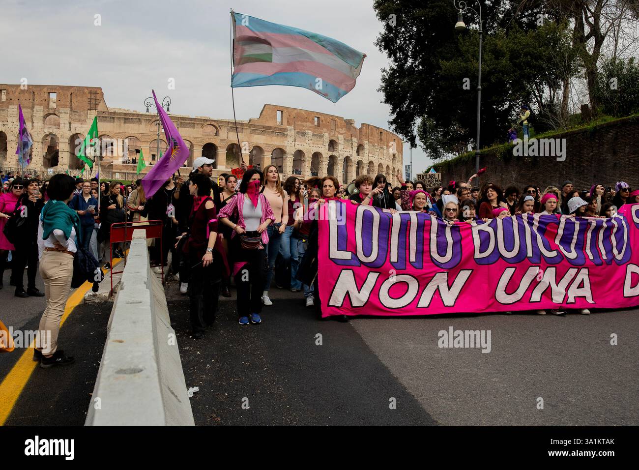 Rome, Italy. 08th Mar, 2025. A procession of thousands of women with a ...
