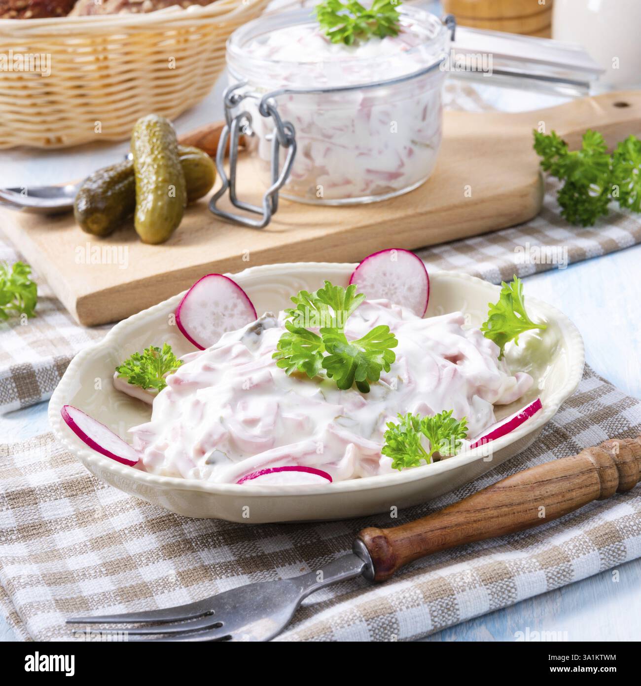 Koestliche hausgemachte fleischsalat mit mayonnaise und gurke Stock ...
