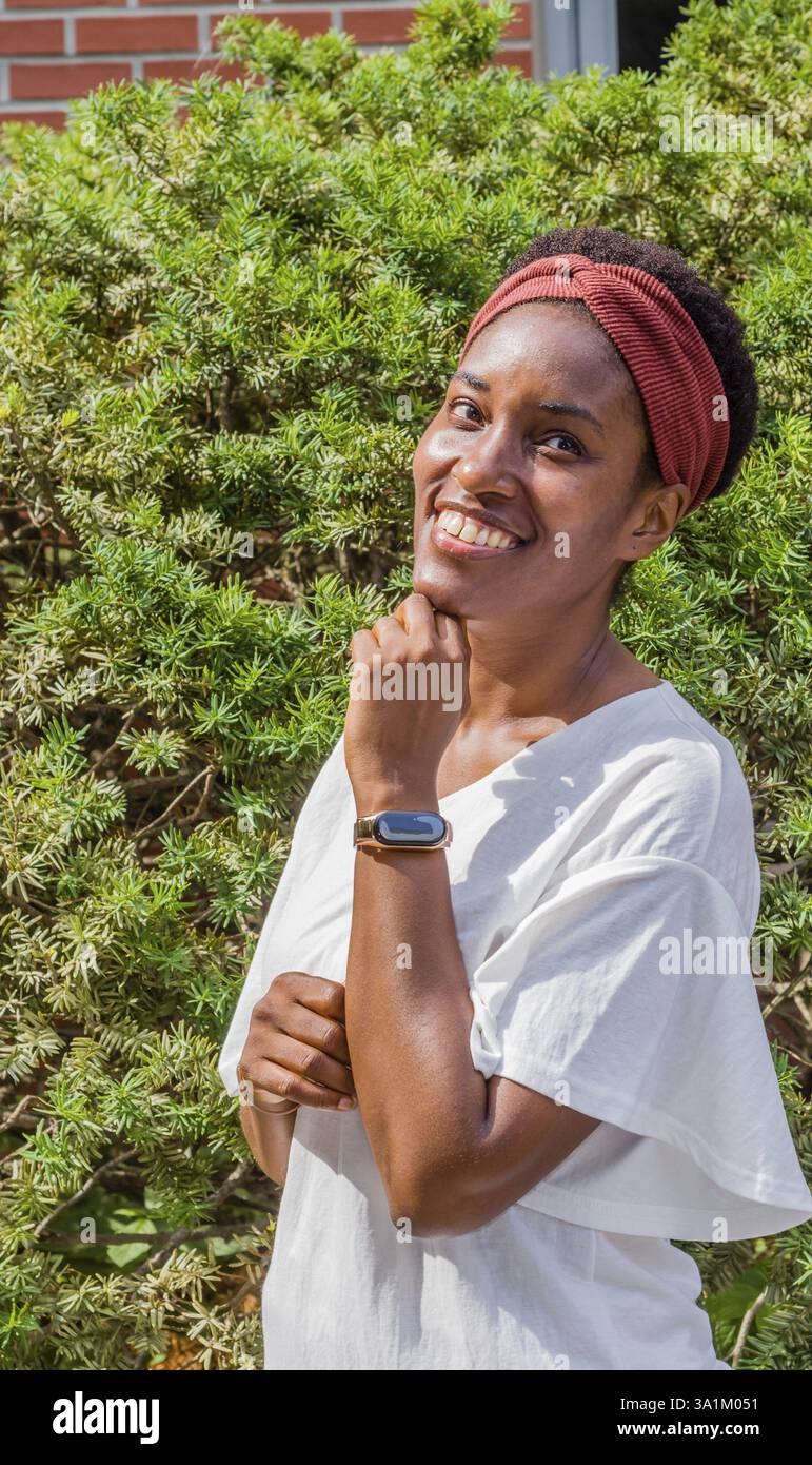 Urban bush women hi-res stock photography and images - Alamy