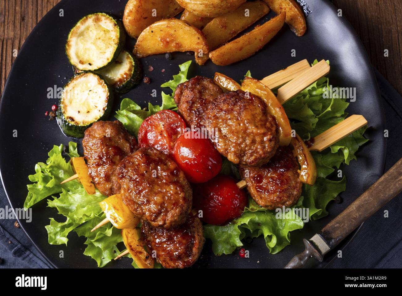 Fleischbaelle Spiesse von Tomaten, Paprika und gebackenen ...