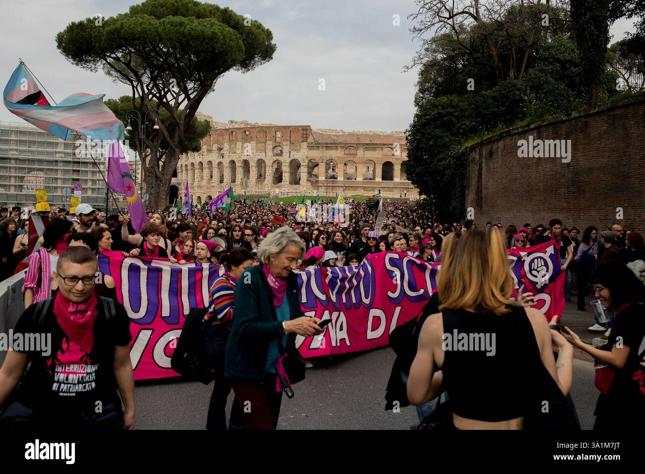 Rome, Italy. 08th Mar, 2025. A procession of thousands of women with a ...