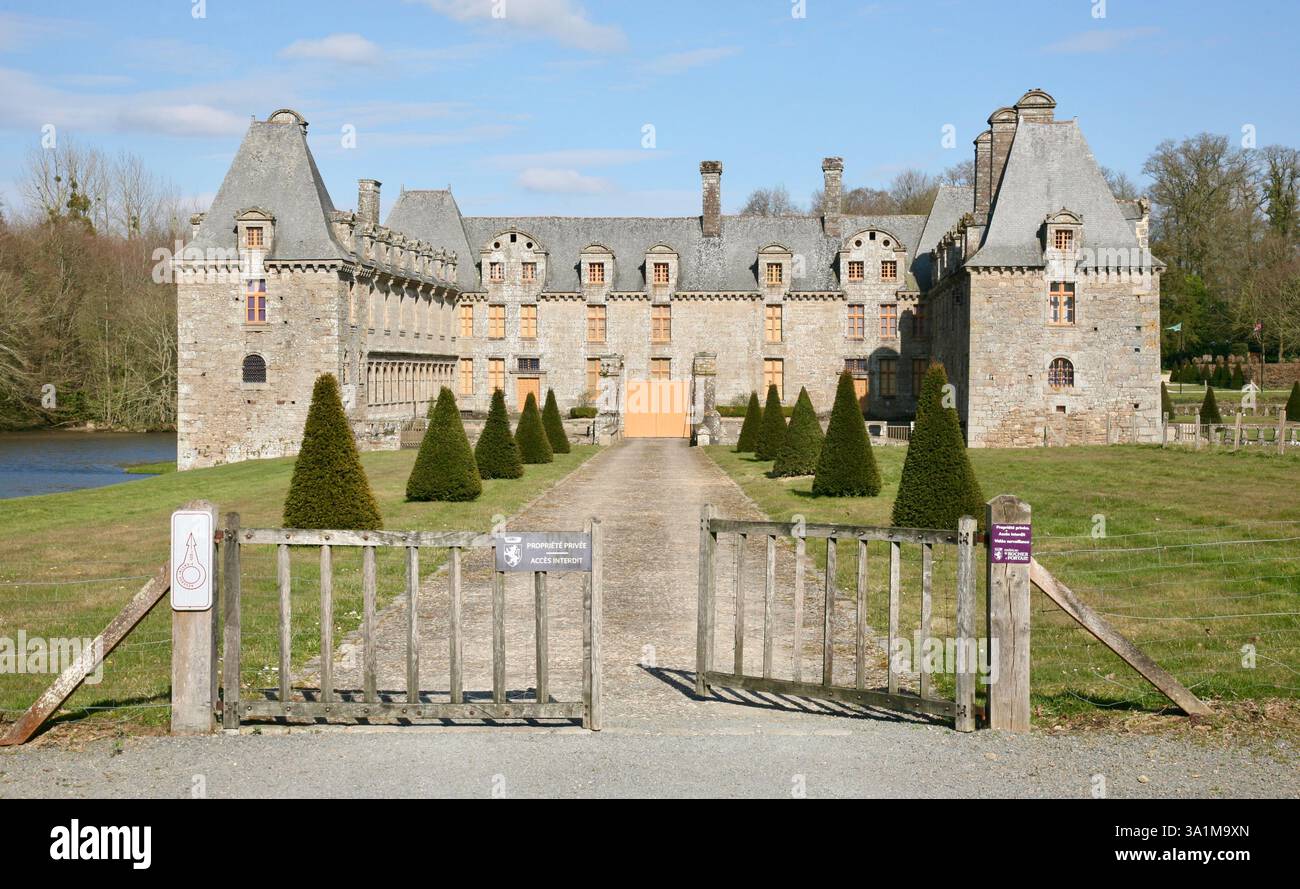 Chateau le rocher portail hi-res stock photography and images - Alamy