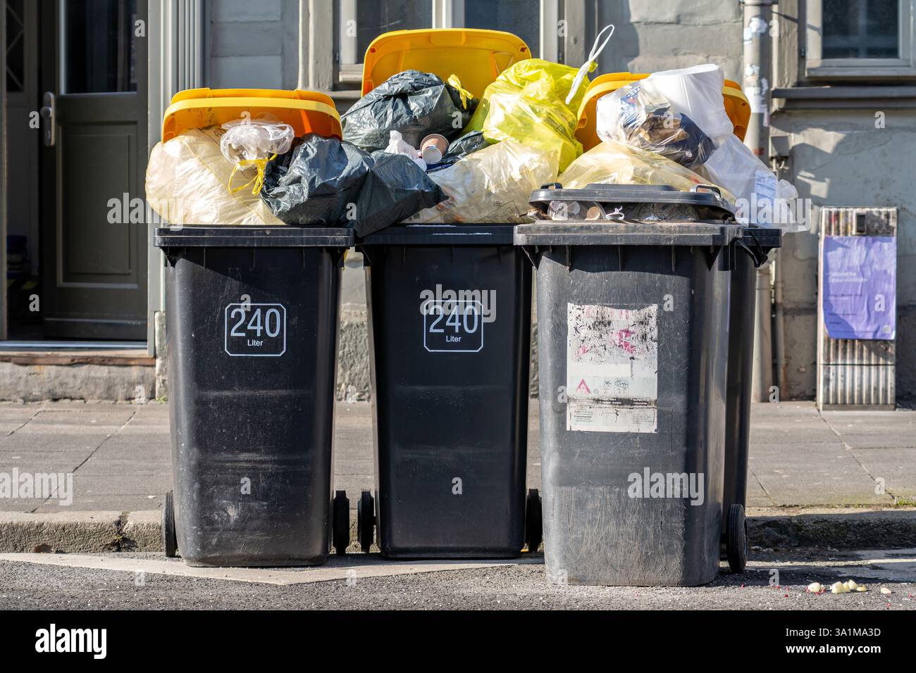 Strike of garbage collection hi-res stock photography and images - Alamy