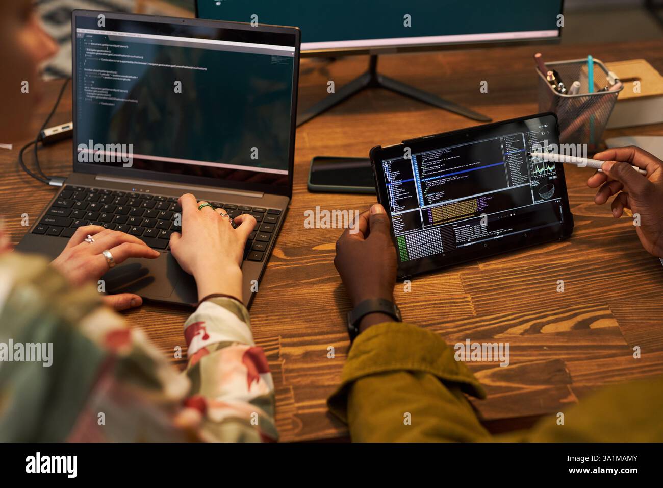 Metadata application hi-res stock photography and images - Alamy