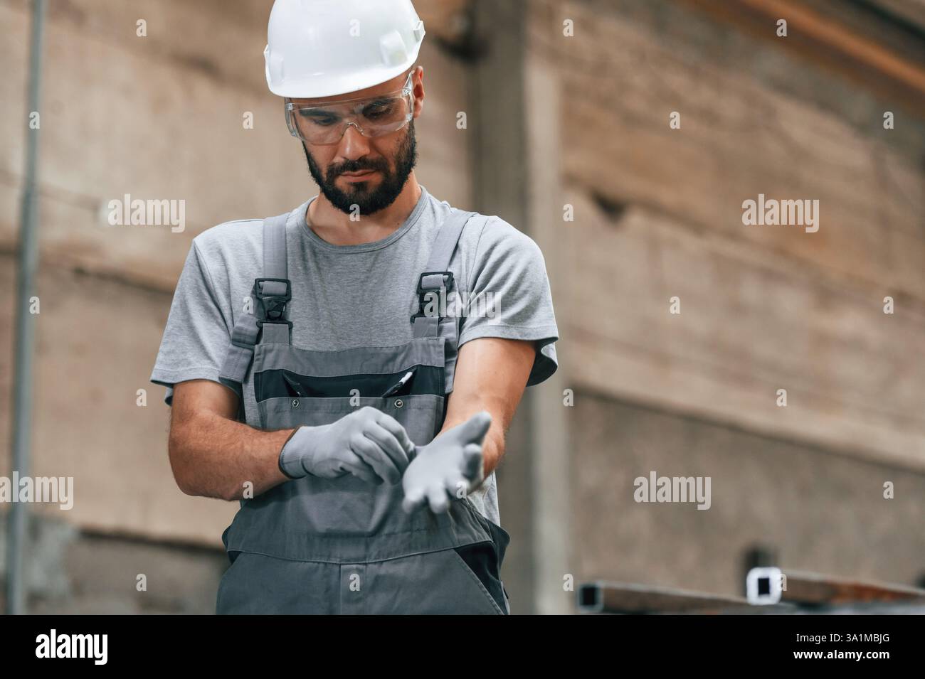 Grey uniform hi-res stock photography and images - Alamy
