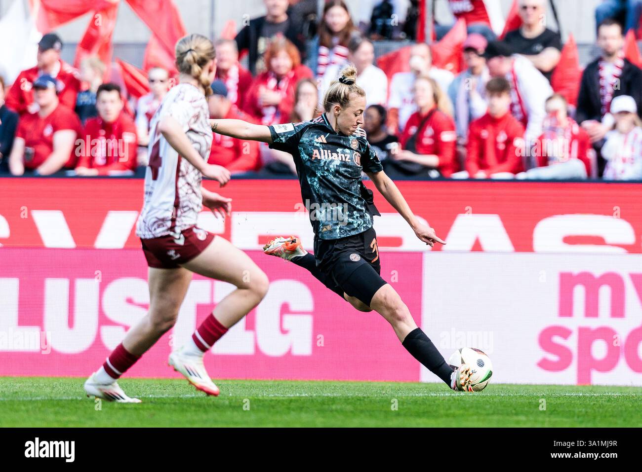 Koeln, Deutschland. 09th Mar, 2025. Carolin Simon (FC Bayern M?nchen, 30) schie?t das 0:1 Google ...