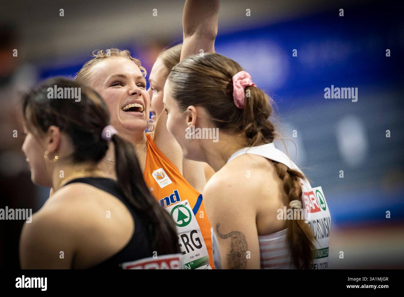 VAN DEN BERG Isabel (NED) winkt zu den Fans - European Athletics Indoor ...