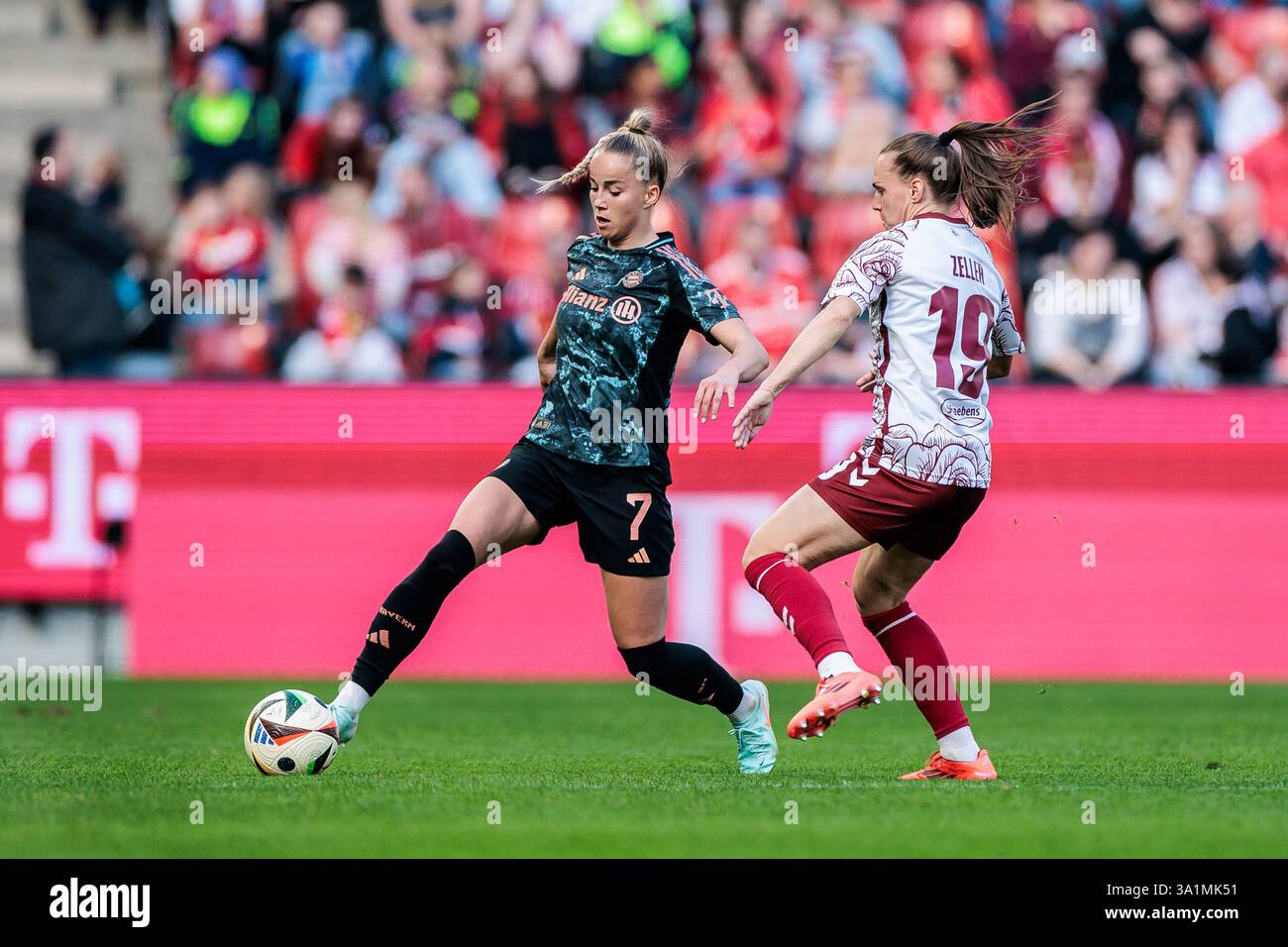 Koeln, Deutschland. 09th Mar, 2025. Zweikampf Giulia Gwinn (FC Bayern M?nchen, 7), Dora Zeller ...