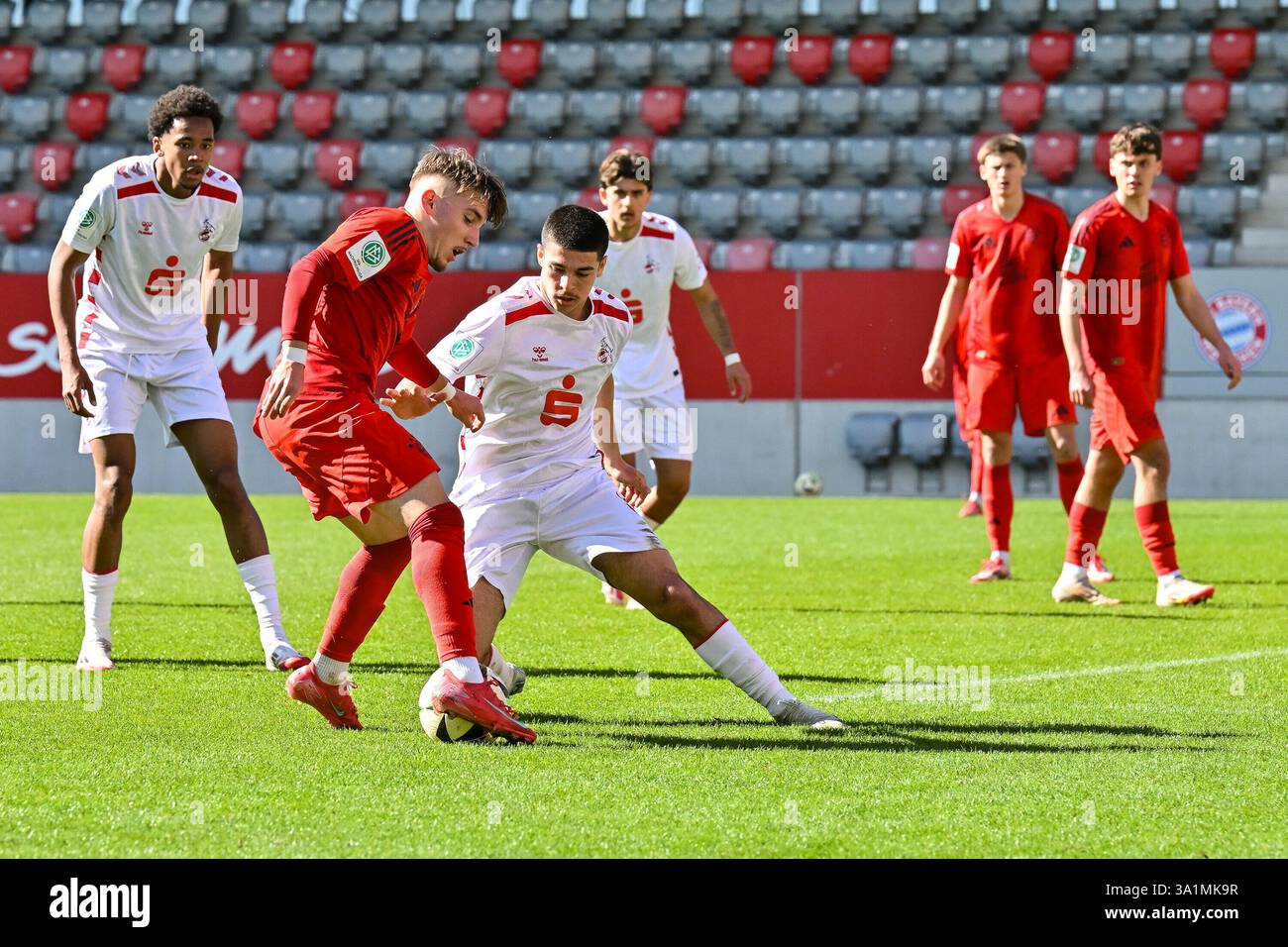 im Duell Lennart KARL (FCB #7) und San-Luca SPITALI (1. FC Koeln U19 3)/Zweikampf/A-Junioren ...
