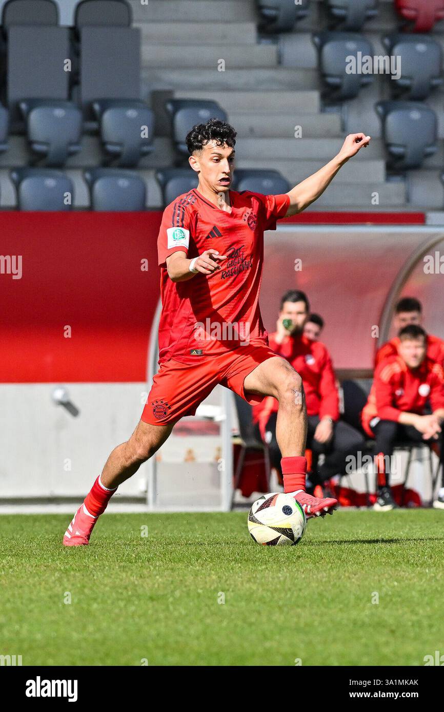 am Ball Mudaser SADAT (FCB #8)/Einzelfoto/Freisteller/A-Junioren ...