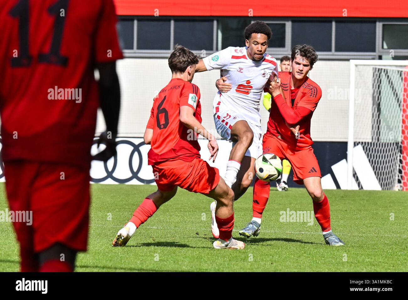 v. l. Louis RICHTER (FCB #6), Youssoupha NIANG (1. FC Koeln U19 9) und ...