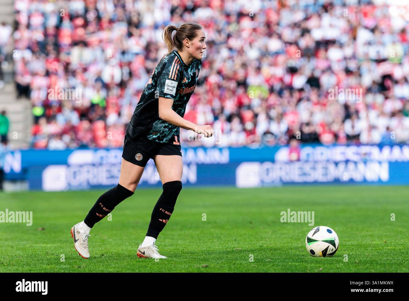 Sydney Lohmann (FC Bayern M?nchen, 12) am Ball Google Pixel Frauen ...