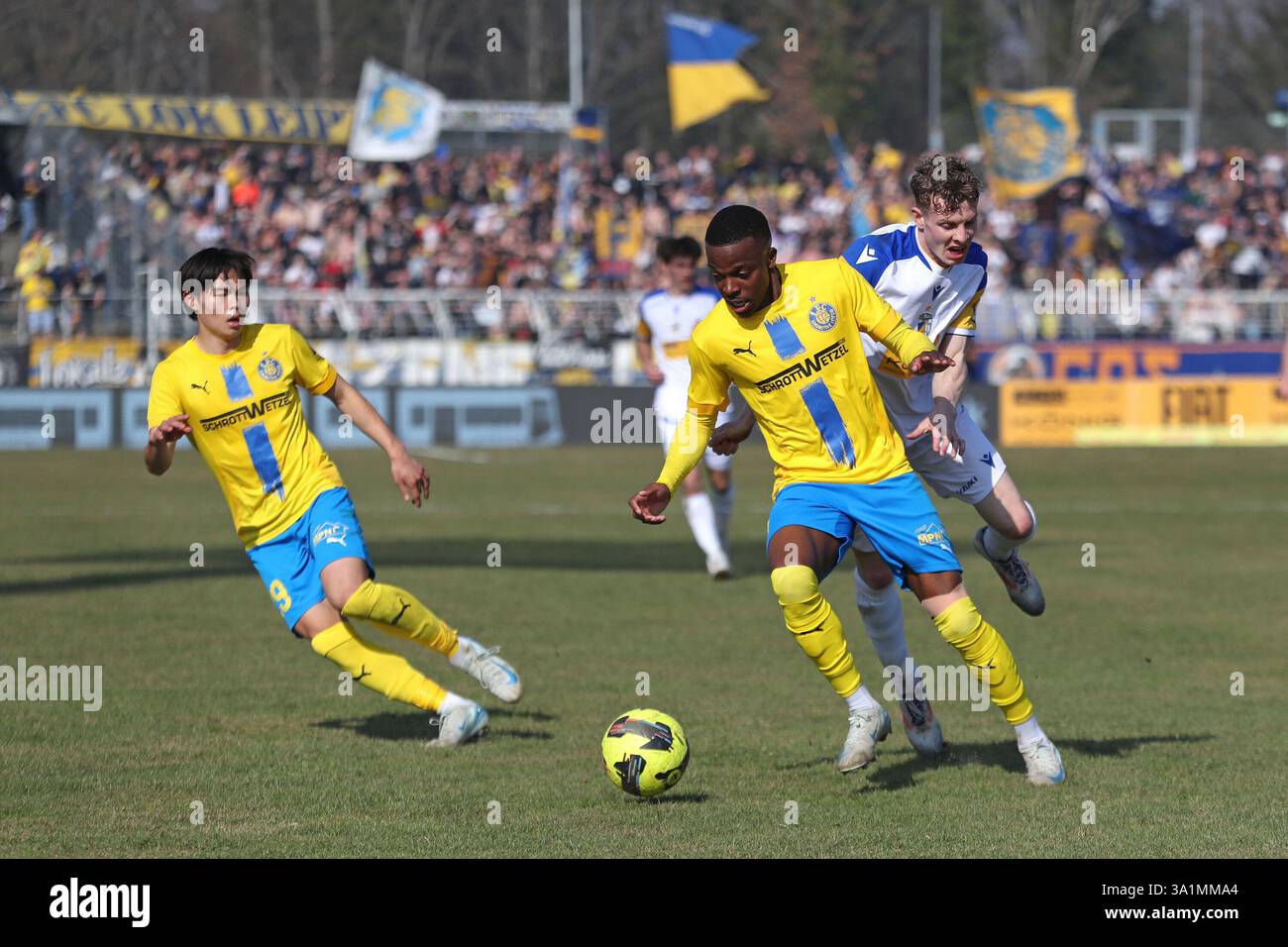 Ryan Adigo (11, Lok Leipzig) vor Ken Gipson (3, Carl Zeiss Jena). Fu ...