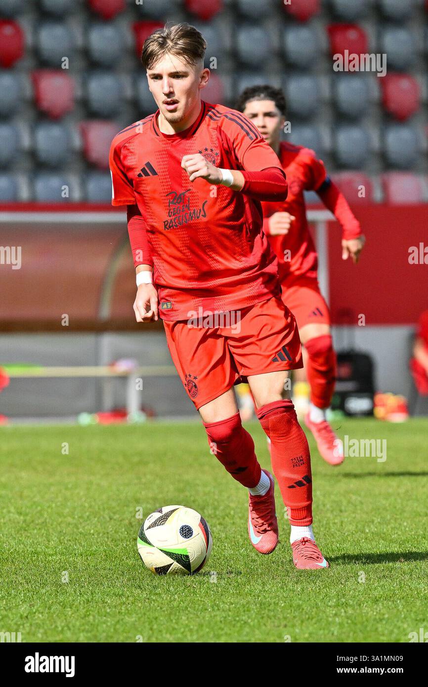 am Ball Lennart KARL (FCB #7)/Einzelfoto/Freisteller/A-Junioren Bundesliga: FC Bayern Muenchen ...