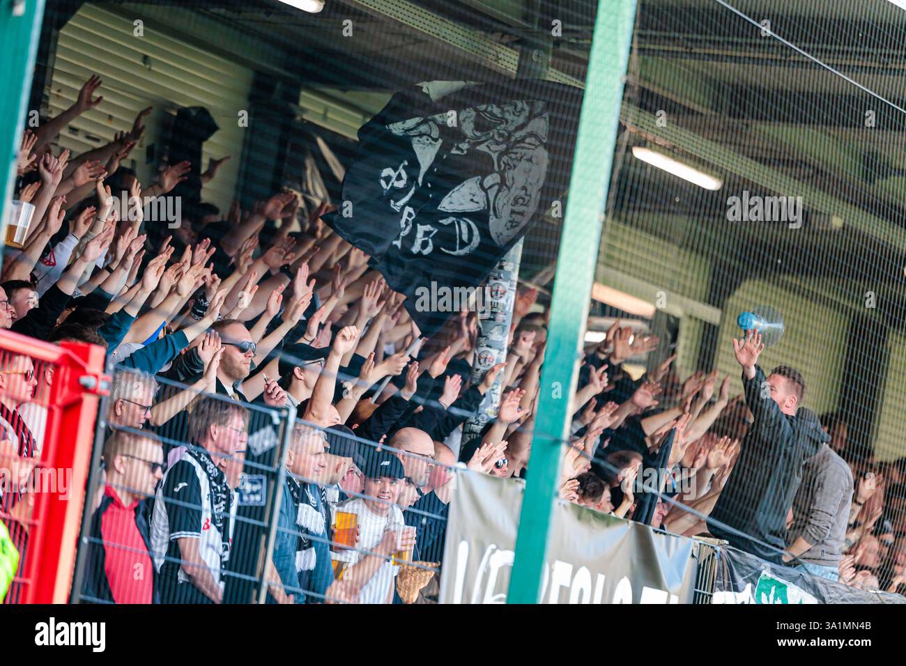 Fans des SC Verl feuern ihre Mannschaft an GER, SC Verl vs. DSC Arminia ...