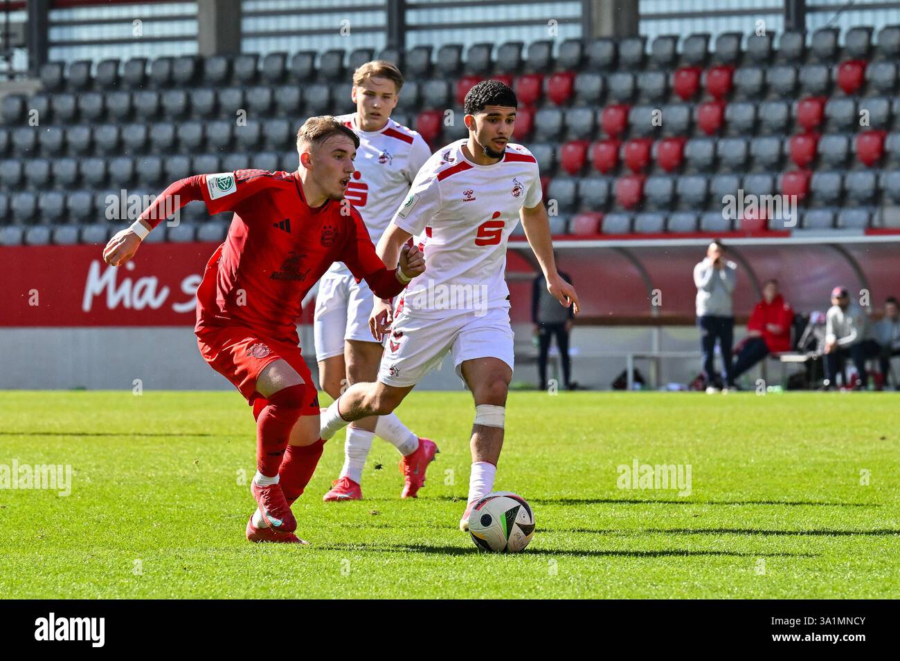 im Duell Lennart KARL (FCB #7) und FAyssal HARCHAOUI (1. FC Koeln U19 6)/Zweikampf/A-Junioren ...