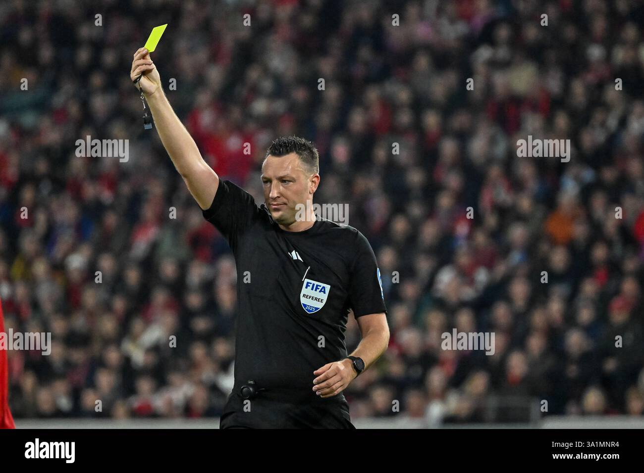 Sven Jablonski (Schiedsrichter) zeigt die gelbe Karte. GER, SC Freiburg - RB Leipzig, Fussball ...