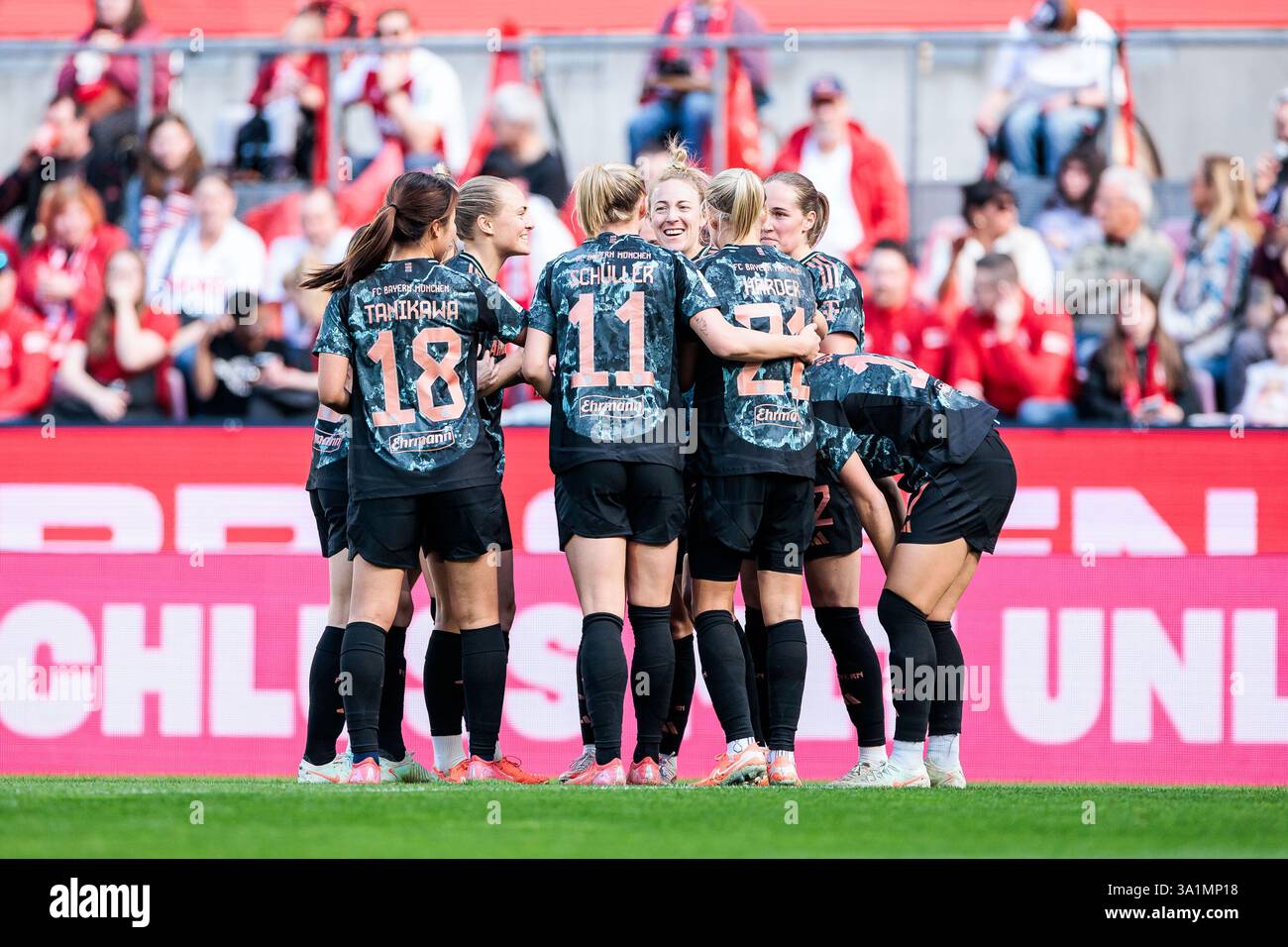 Koeln, Deutschland. 09th Mar, 2025. Jubel zum 0:1 durch Carolin Simon (FC Bayern M?nchen, 30 ...