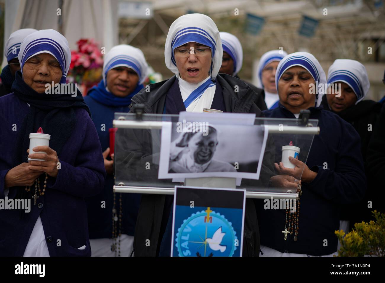 Nuns pray for Pope Francis in front of the Agostino Gemelli Polyclinic ...